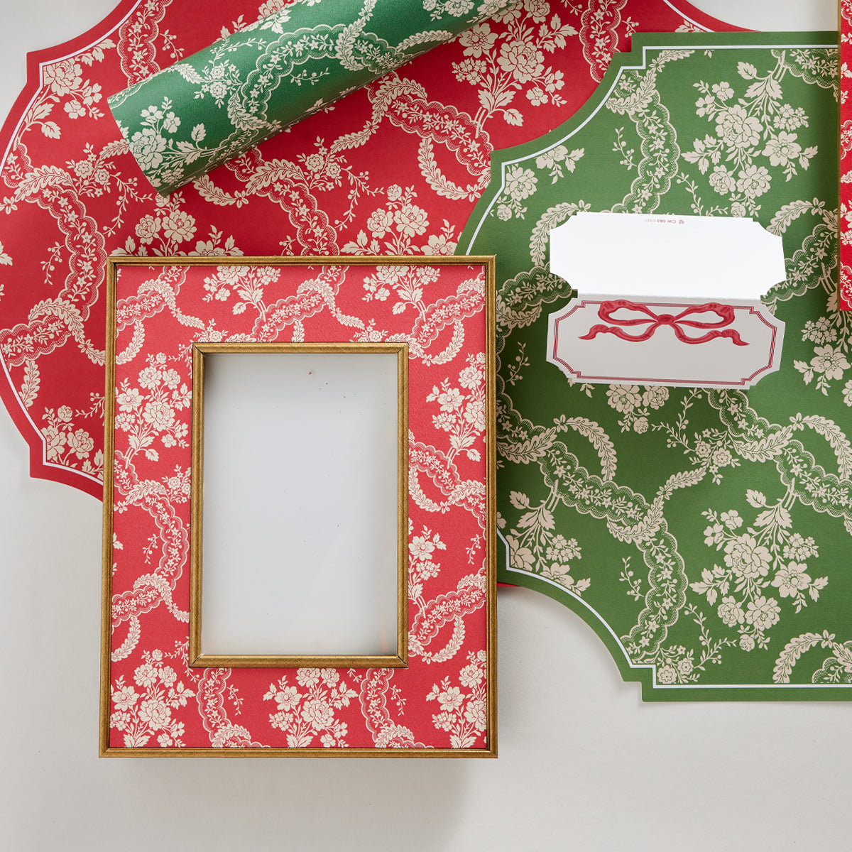 Noël Rouge Lace Frame in Gold | Caitlin Wilson